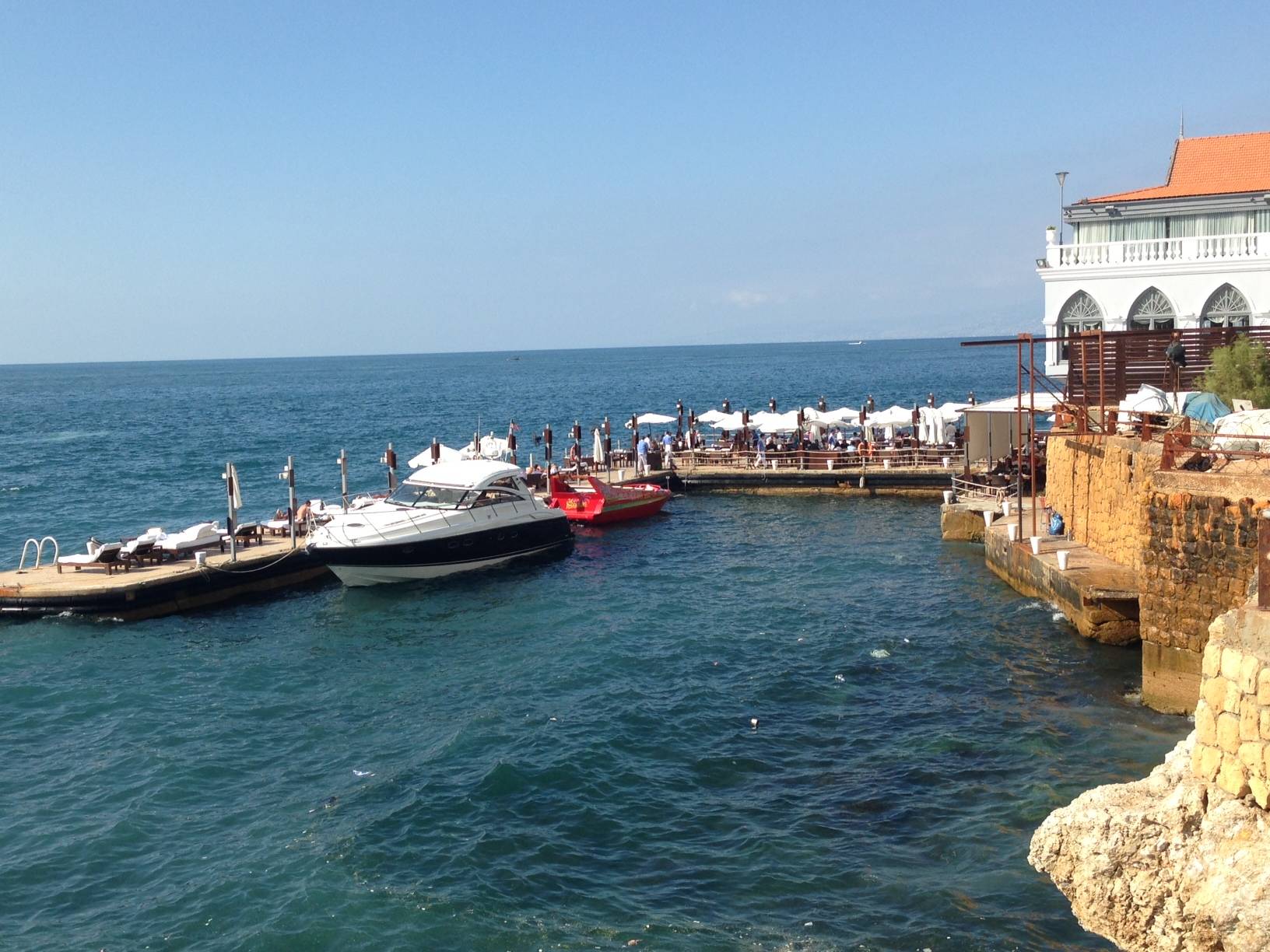 A Comprehensive Guide to Street Cafes and Restaurants on the Corniche