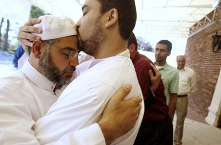 A Guide to Kissing in the Arab World