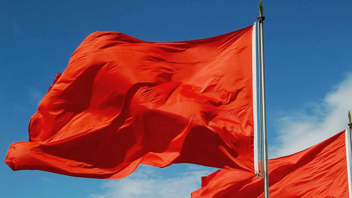 12 Huge Romantic Red Flags To Watch Out For This Year